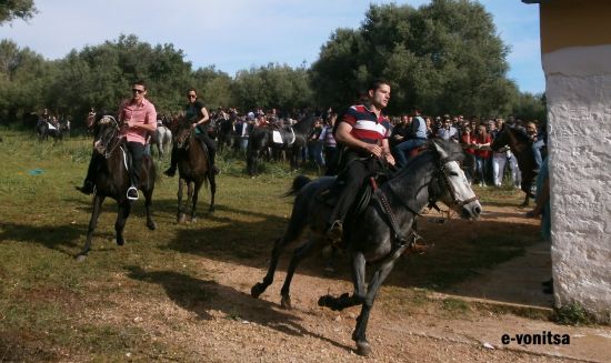 Kαβαλάρηδες στο ξωκλήσι του Αγίου Γεωργίου στην Βόνιτσα - ΑγρίνιοCulture