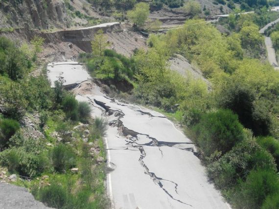 Σε εξέλιξη το κατολισθητικό φαινόμενο στην Ελατόβρυση Ναυπακτίας ...