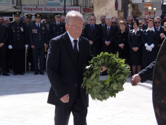 Kατάθεση στεφάνων στο Μνημείο Πεσόντων για την 25η Μαρτίου [pics ...