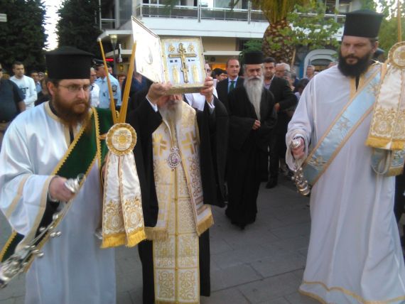 Με κατάνυξη το Αγρίνιο υποδέχθηκε το Τίμιο Ξύλο [pics] - ΑγρίνιοCulture