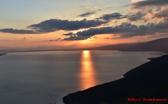 Το ονειρικό ηλιοβασίλεμα στη λίμνη Τριχωνίδα - ΑγρίνιοCulture