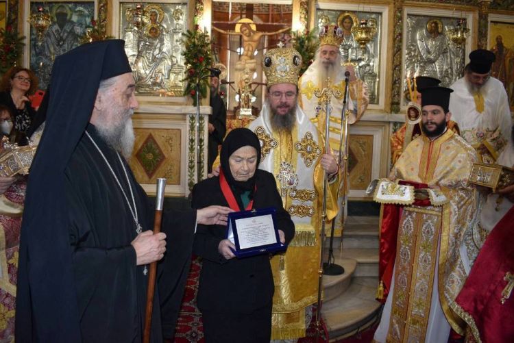 Ο Χρυσός Σταυρός της Μητρόπολης στην Αθηνά Παπαχρήστου - ΑγρίνιοCulture